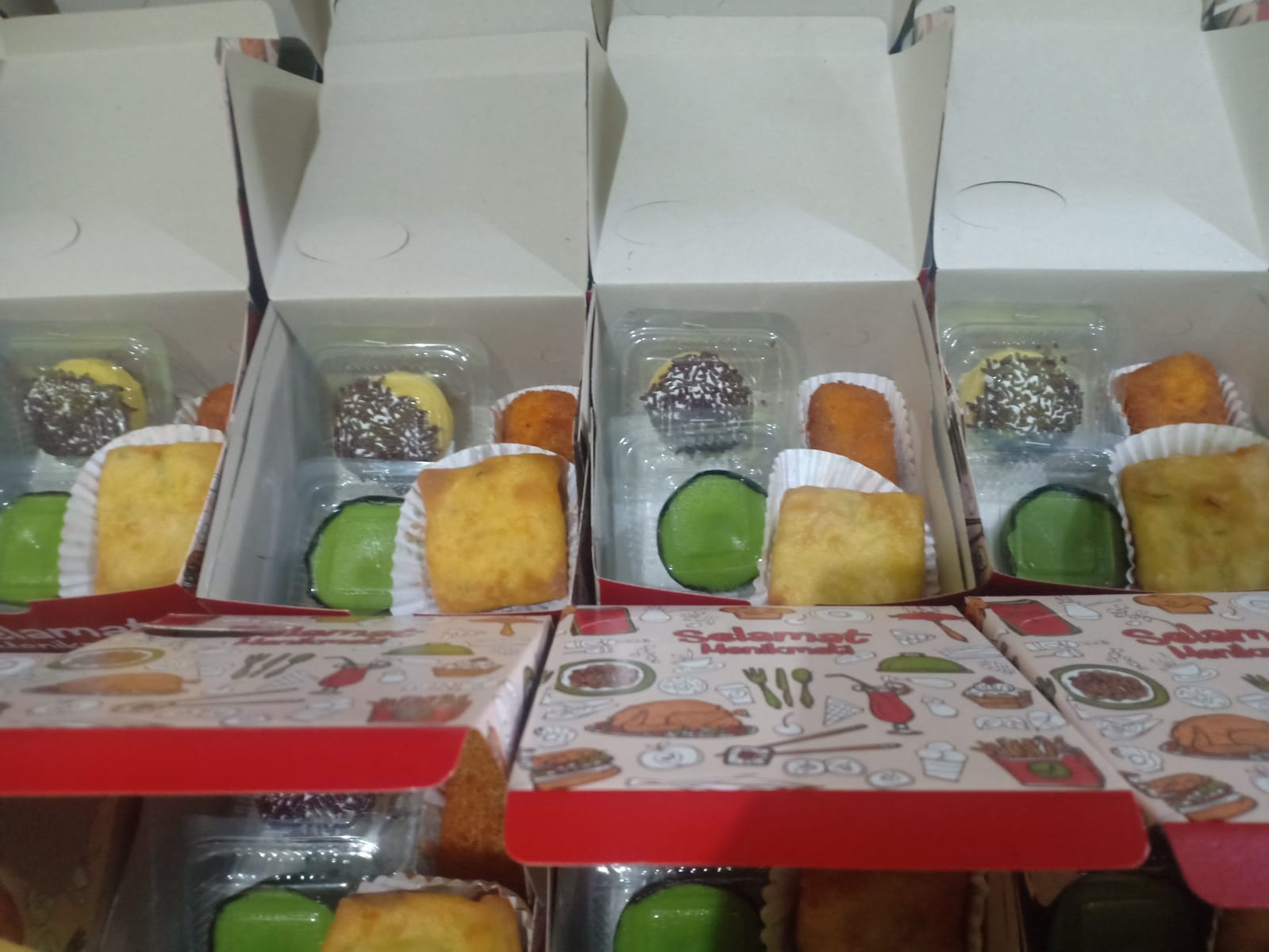 Kue Kotak Isi 4 tanpa Minum Kue Kotak Isi 4 tanpa Minum
